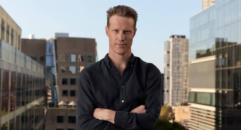 Tom Tilley signs new agreement with LiSTNR to host The Briefing