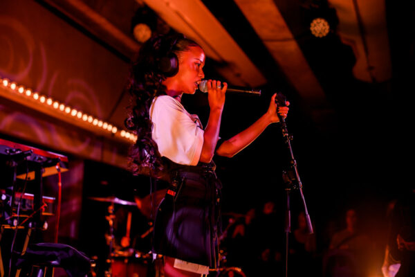 PHOTOS: Maina Doe @ VIVID Sydney Opera House